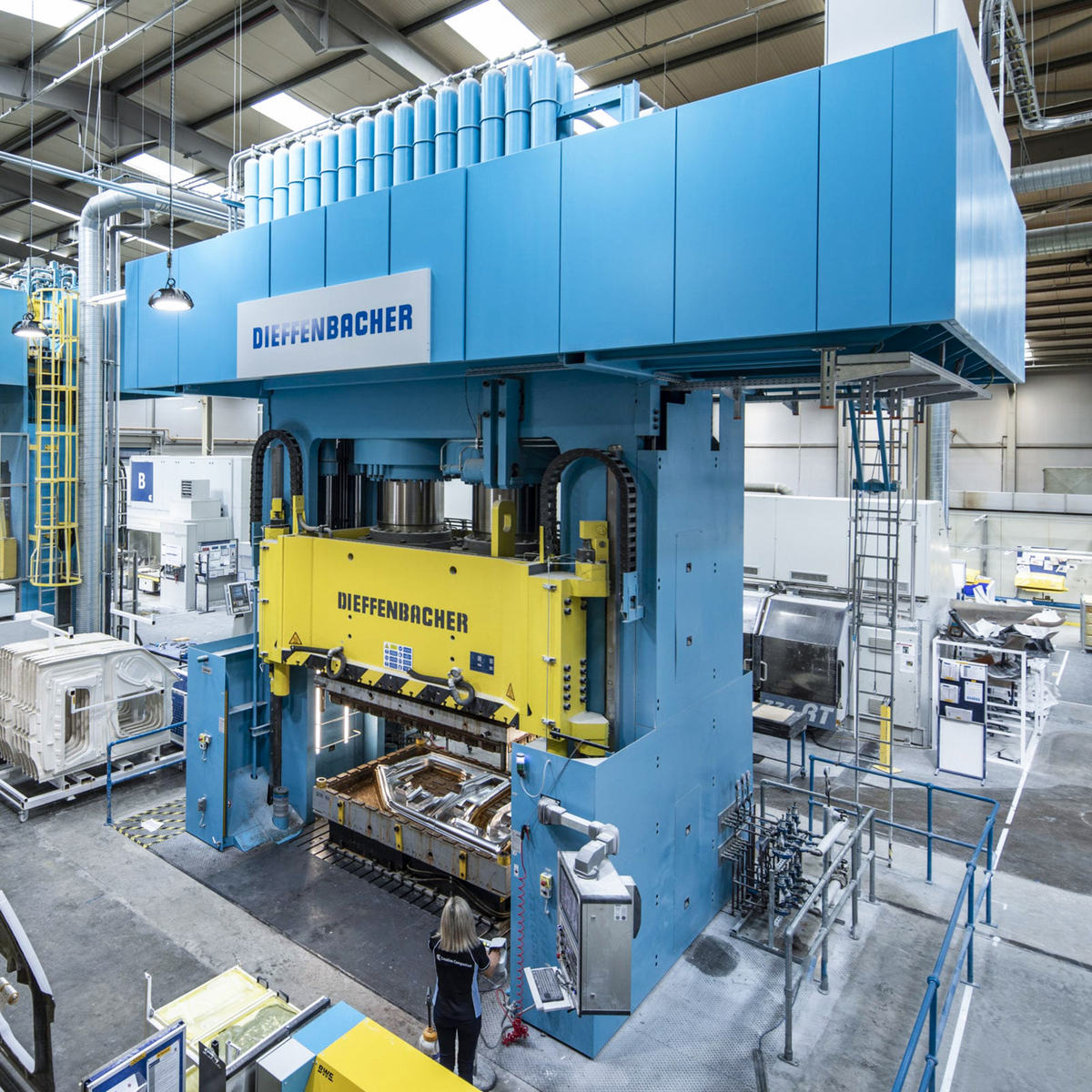 Zwei DIEFFENBACHER-Pressen für Creative Composites